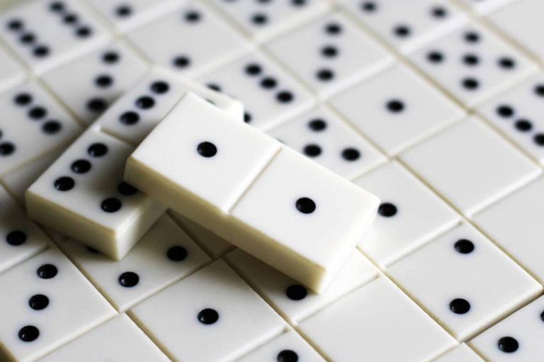 The history of dominoes. Types and rules of domino games.