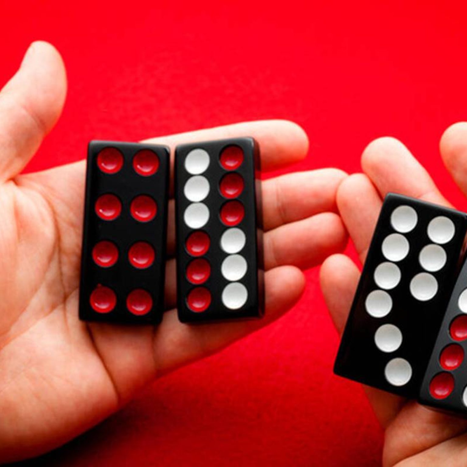 The history of dominoes. Types and rules of domino games.