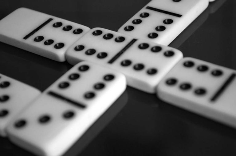 The history of dominoes. Types and rules of domino games.